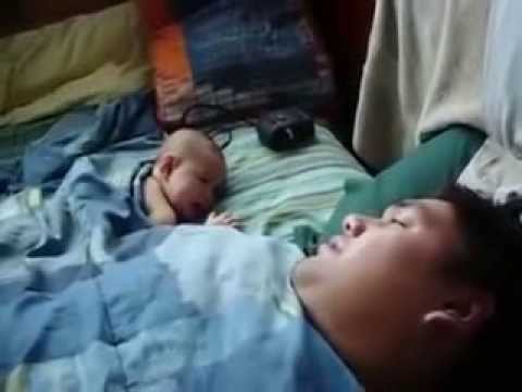 Babasının Horlamasından Korkan Bebek