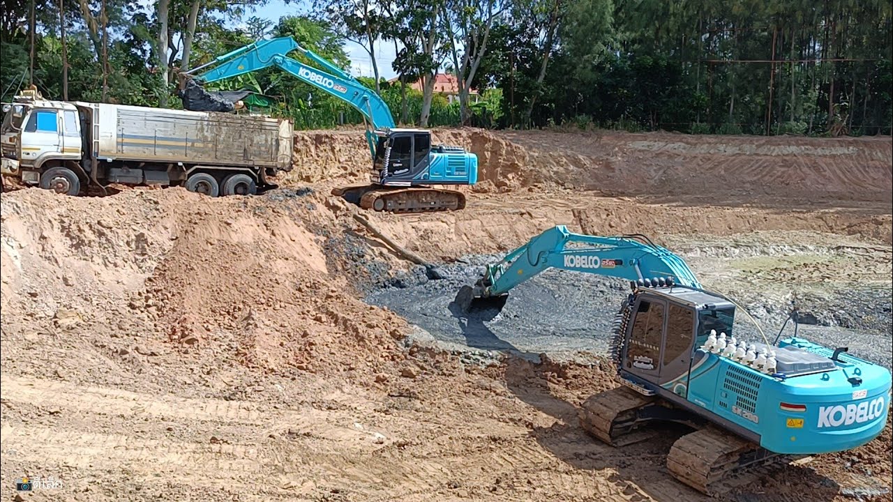 รถแบคโฮแต่งสองคันส่งต่อโคลนขึ้นสิบล้อ งานขุดลอกบ่อบำบัดน้ำ ช.โชคดีชนะ ...