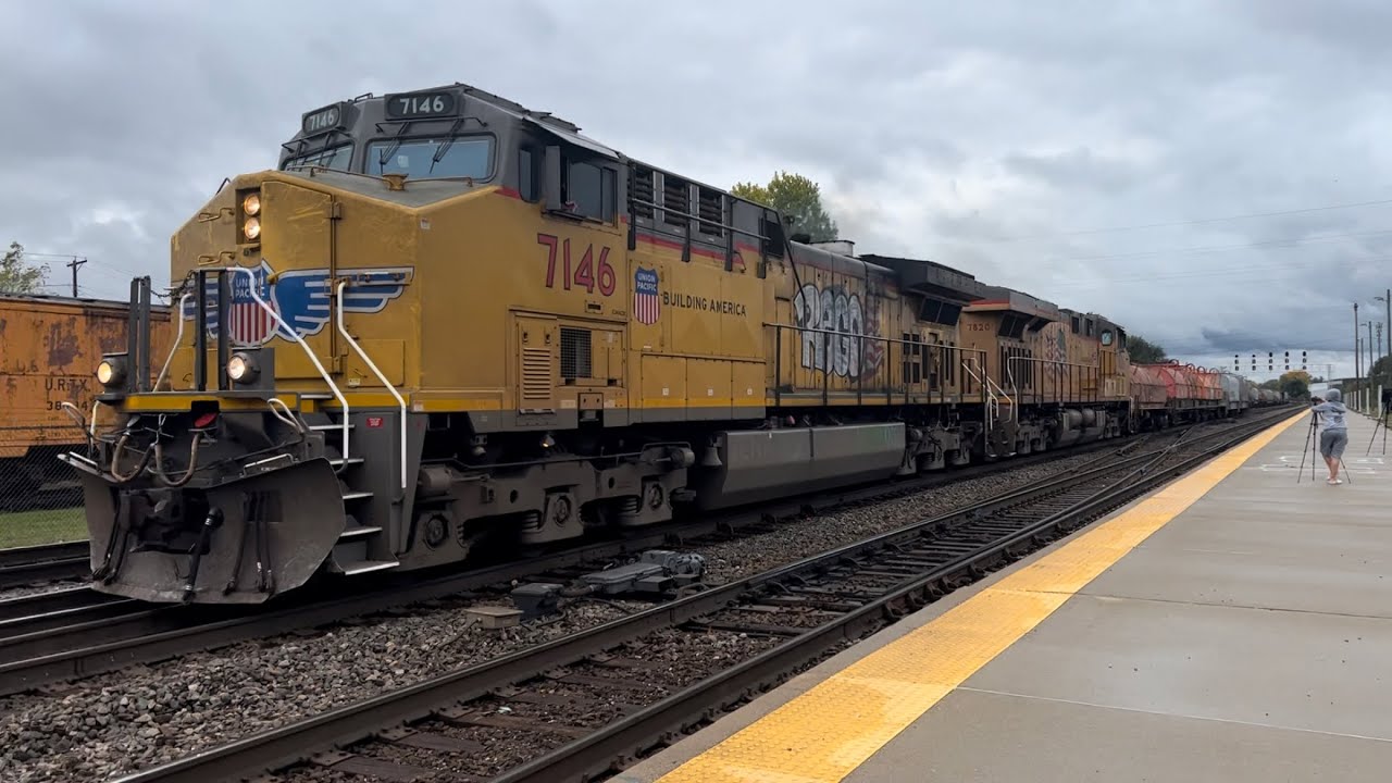 UP 7146 & 7820 lead manifest through Elkhart IN - YouTube