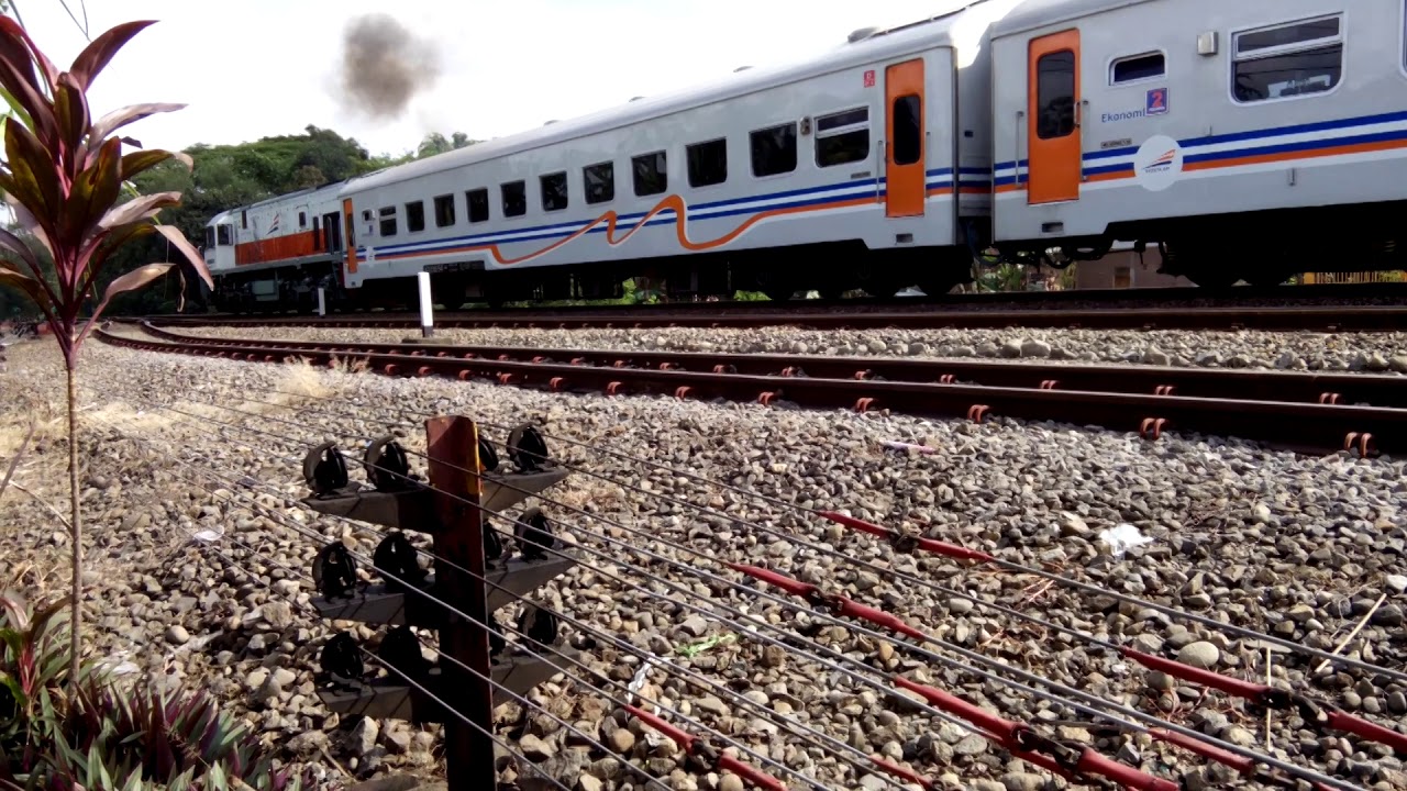 Perlintasan Kereta Api Stasiun Paron - Ngawi - YouTube