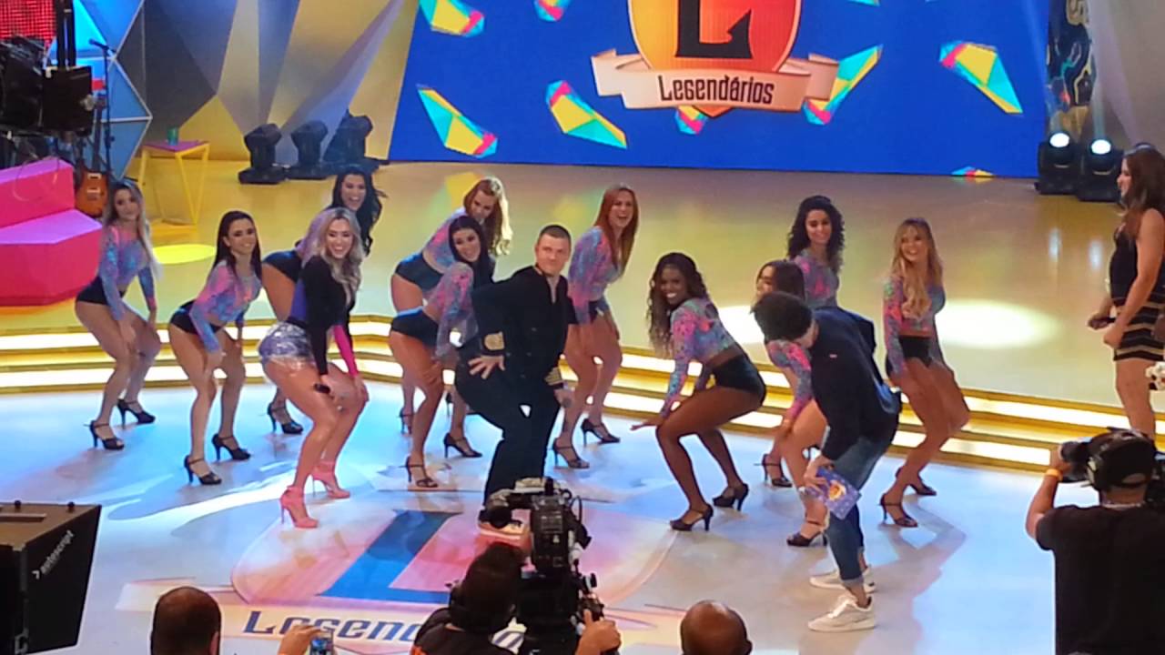 Nick Carter dancing funk Baile de Favela at Legendários - july 2016 ...