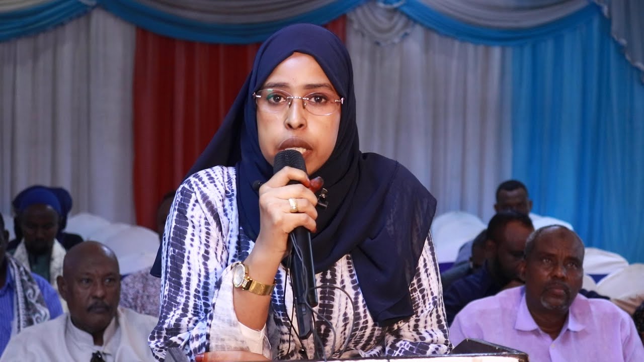 Xildhibaan Aamina Maxamed “ Farmaajo kama yeelayno in difaaco Fahad Yaasiin ” - YouTube