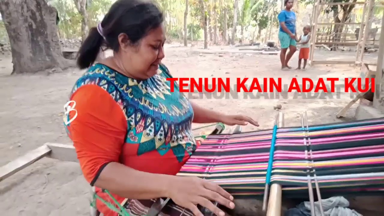 CARA MENENUN KAIN ADAT KUI DI KABUPATEN ALOR, ABAD - YouTube