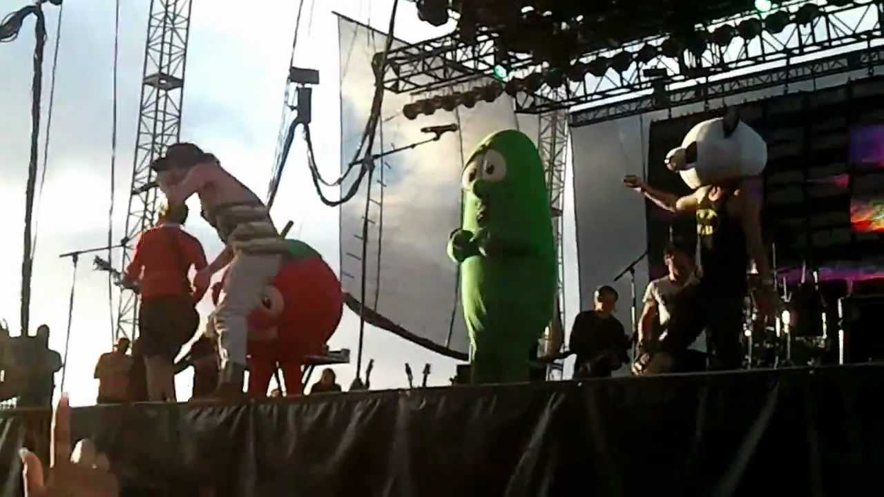 Family Force 5 dancing with veggie tales - YouTube