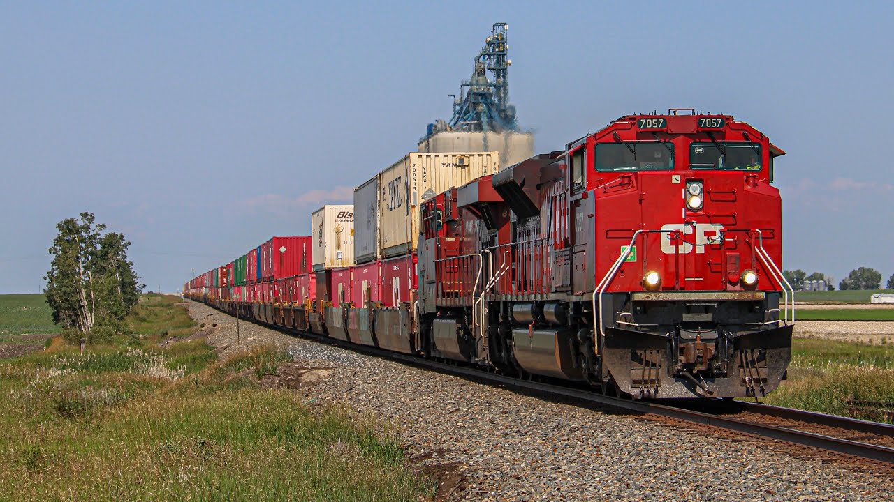 WORLDS WORST HORN!!! CP 7057, CP 8841 and CP 8610 lead CP 118 East at Indus, Alberta - YouTube