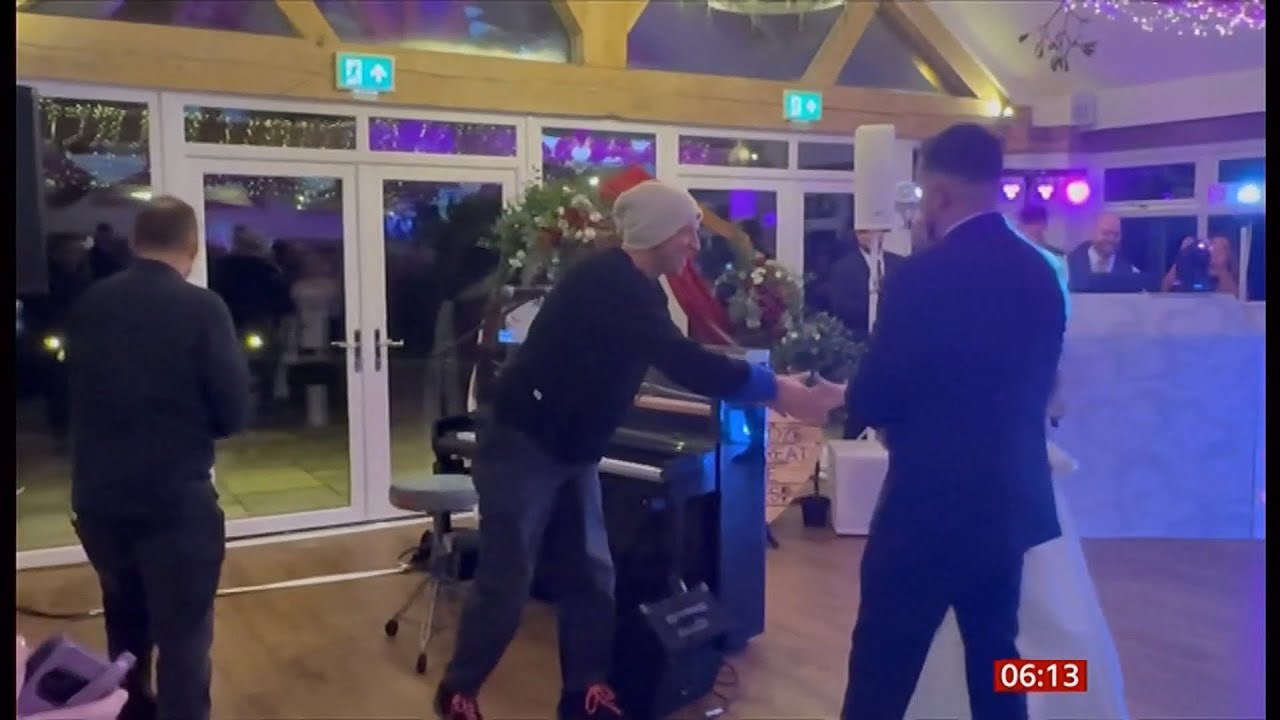 Chris Martin gives surprise wedding performance (UK) 16/Dec/2025 - YouTube