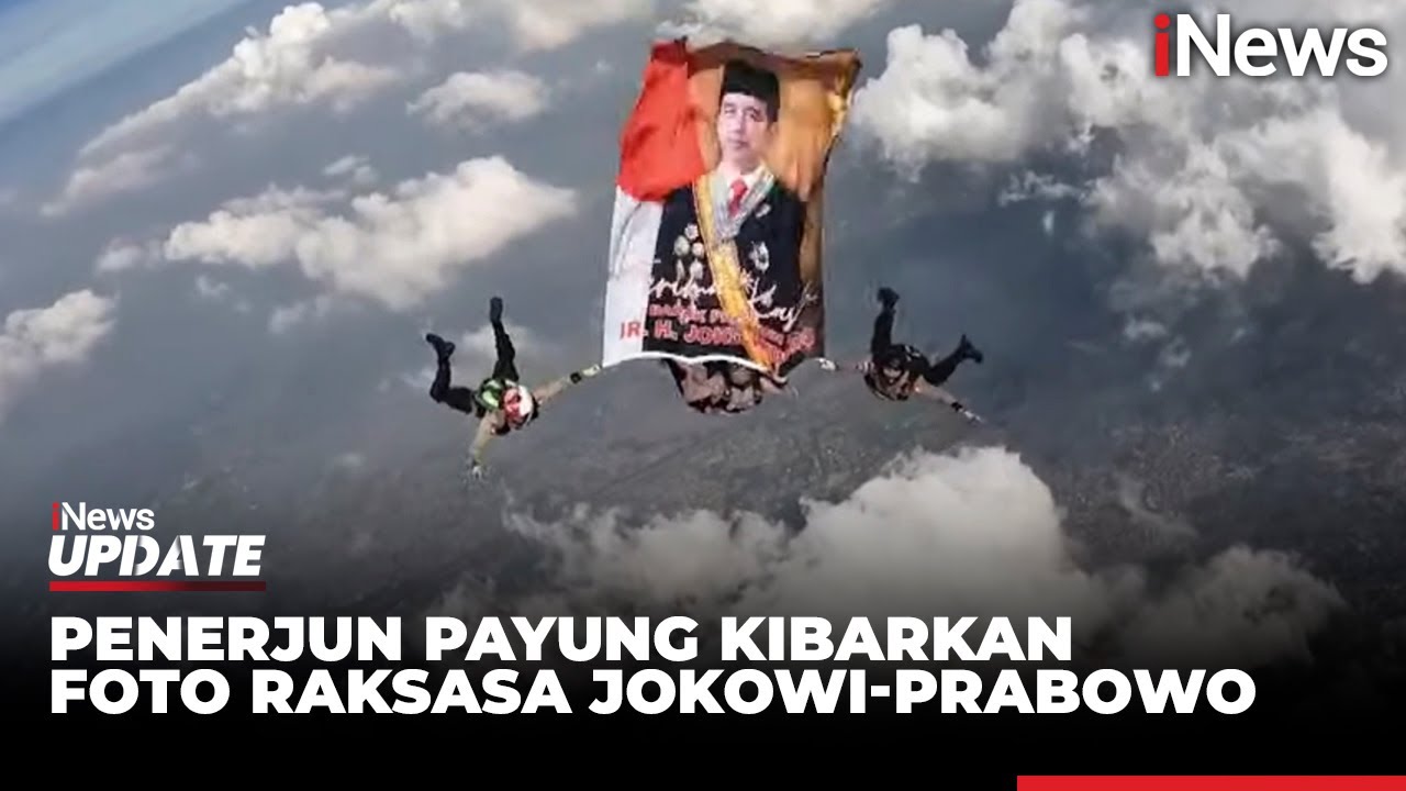 Potret Penerjun Payung Kibarkan Foto Raksasa Jokowi dan Prabowo di ...