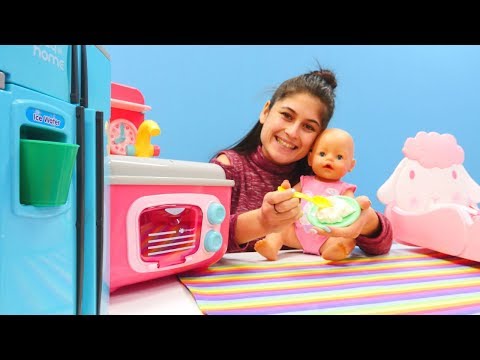 Ayşe Gül’e tatlı yapıyor. Bebek bakma oyunları