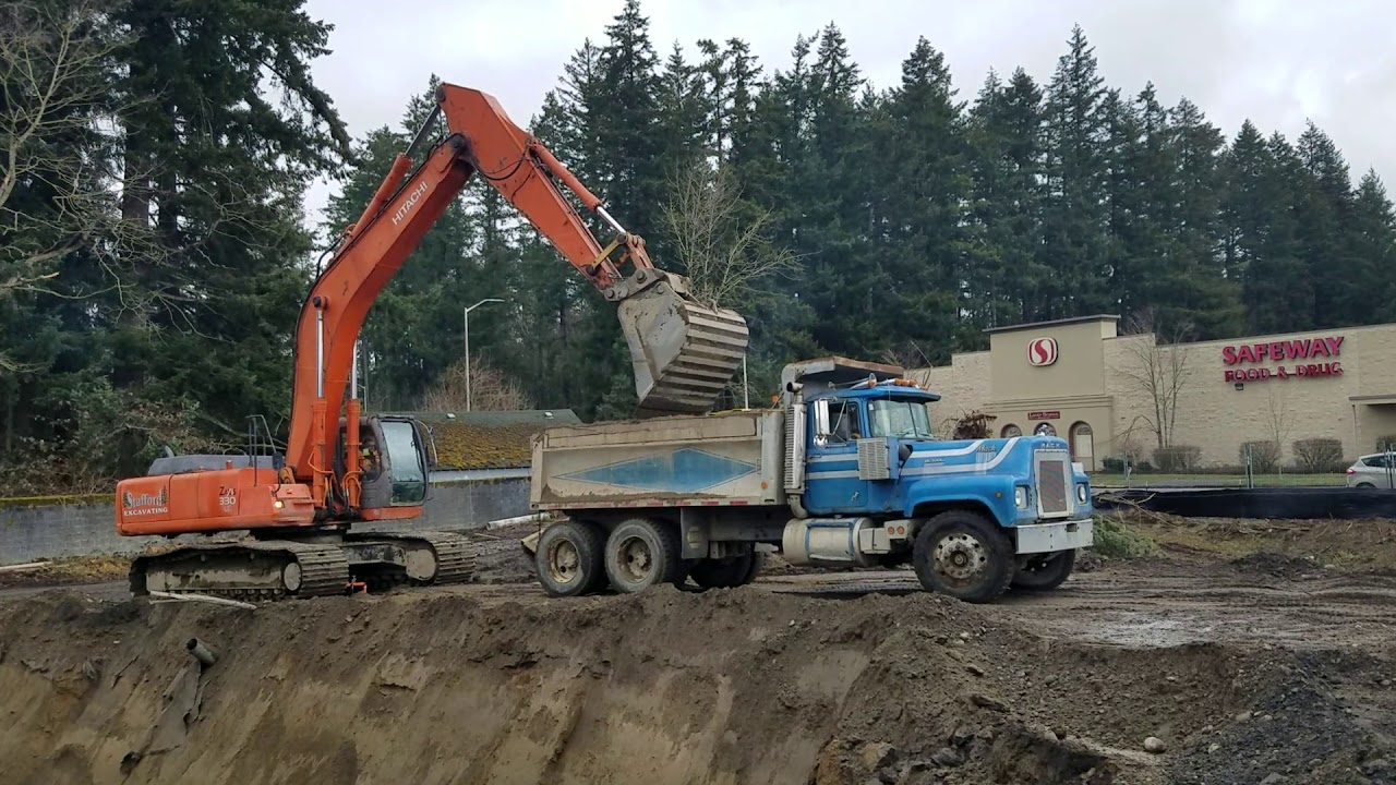Hitachi 330 Excavator Digging 24 Feet Deep for Storm Water Vault - YouTube