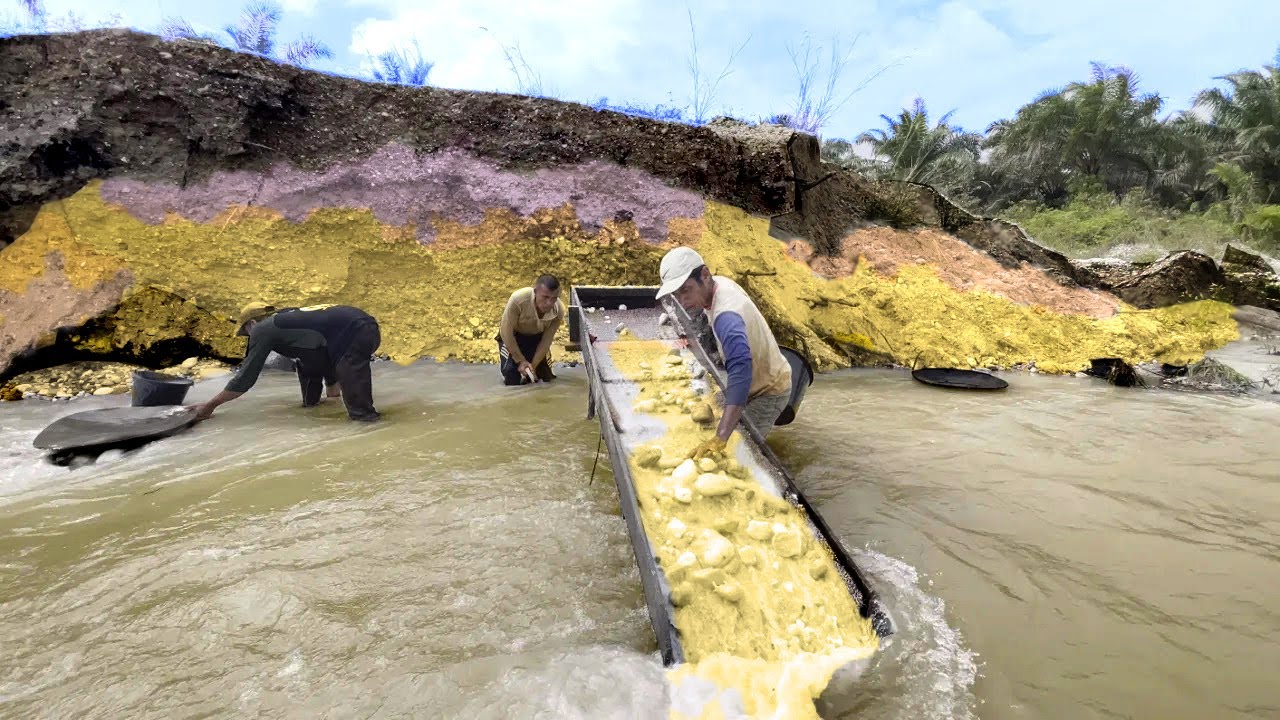 SATISFYING WORKERS..! HOW TO USE A SLUICE BOX FOR GOLD..#treasurehunt # ...