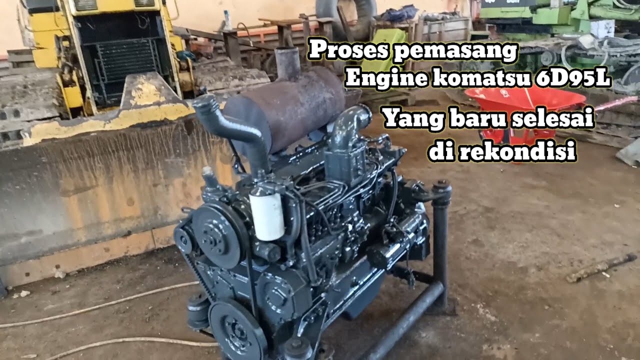 Proses pemasangan engine komatsu 6D95L yang baru selesai di rekondisi ...