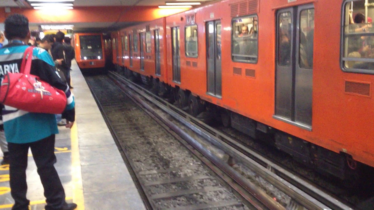 Arribo del Metro a la estación CANDELARIA en Ciudad de México - YouTube