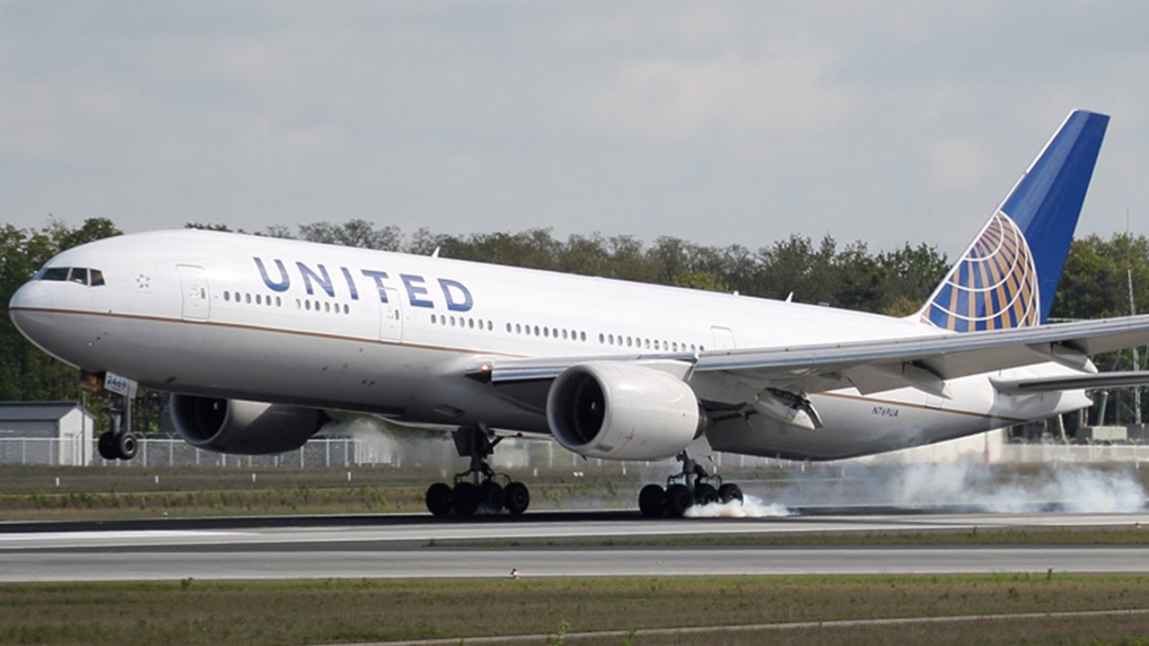 HD | United Airlines B772 Smooth landing At Frankfurt New RWY 25R - YouTube