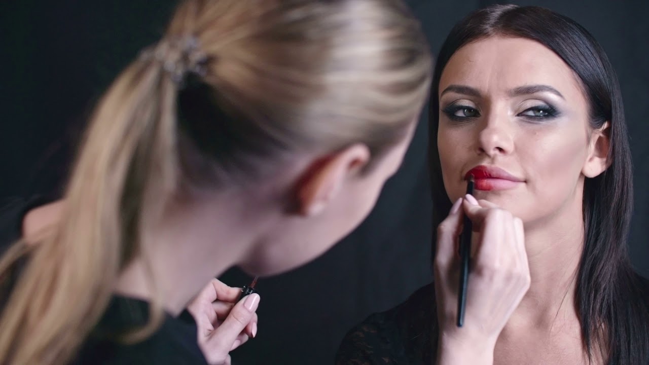 Applying lip color - YouTube