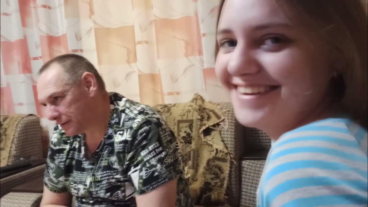 Заказали роллы, папа учится есть палочками - YouTube