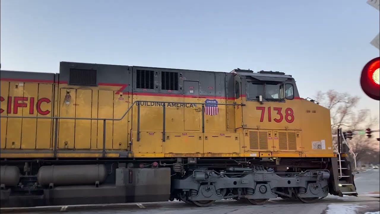 6th Avenue SW railroad crossing, UP 7138 Grain Train, Le Mars, IA - YouTube
