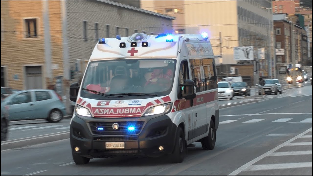 Ambulanza CRI di Ancona in Emergenza / Italian Red Cross Ambulance in ...