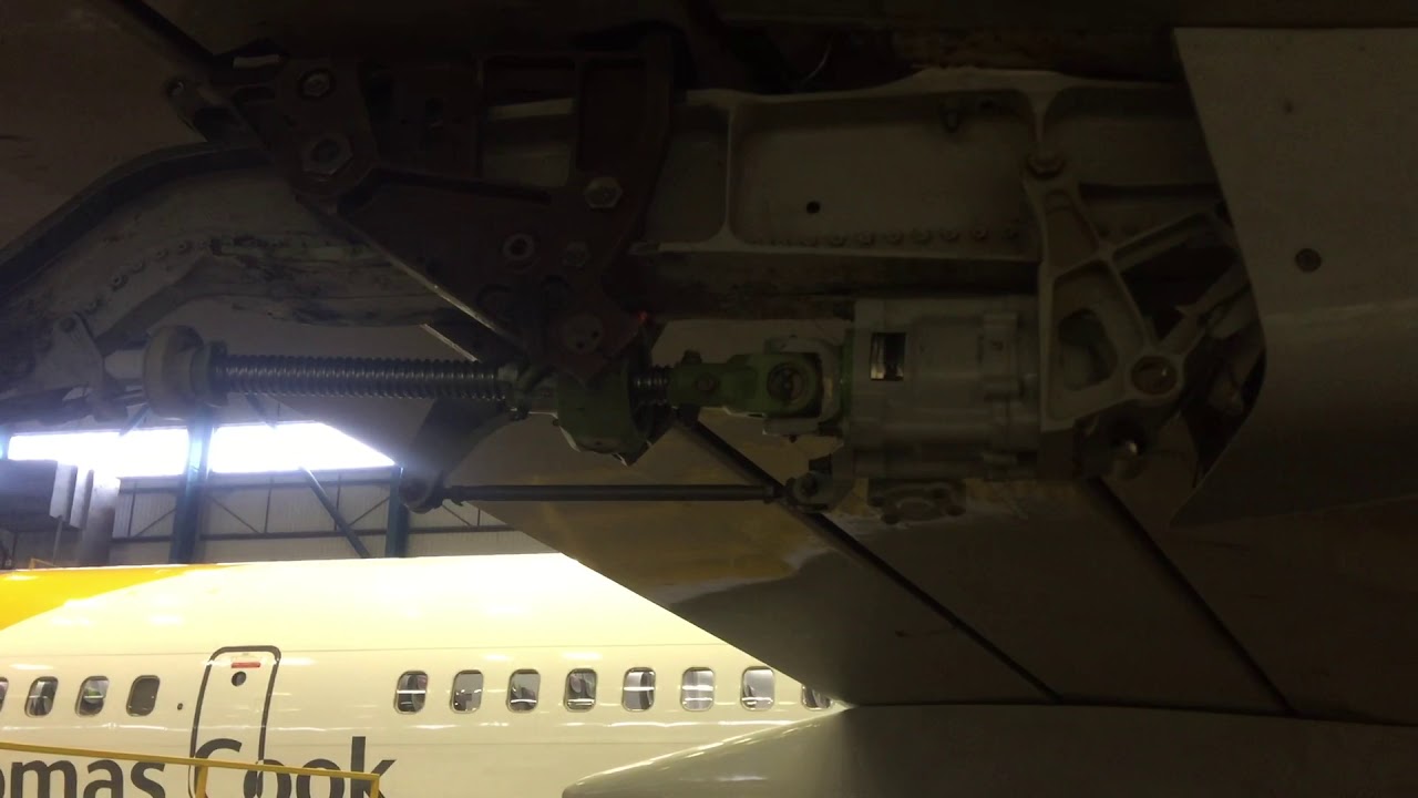 Thomas Cook 757-300 flap deployment with boat fairing removed. - YouTube