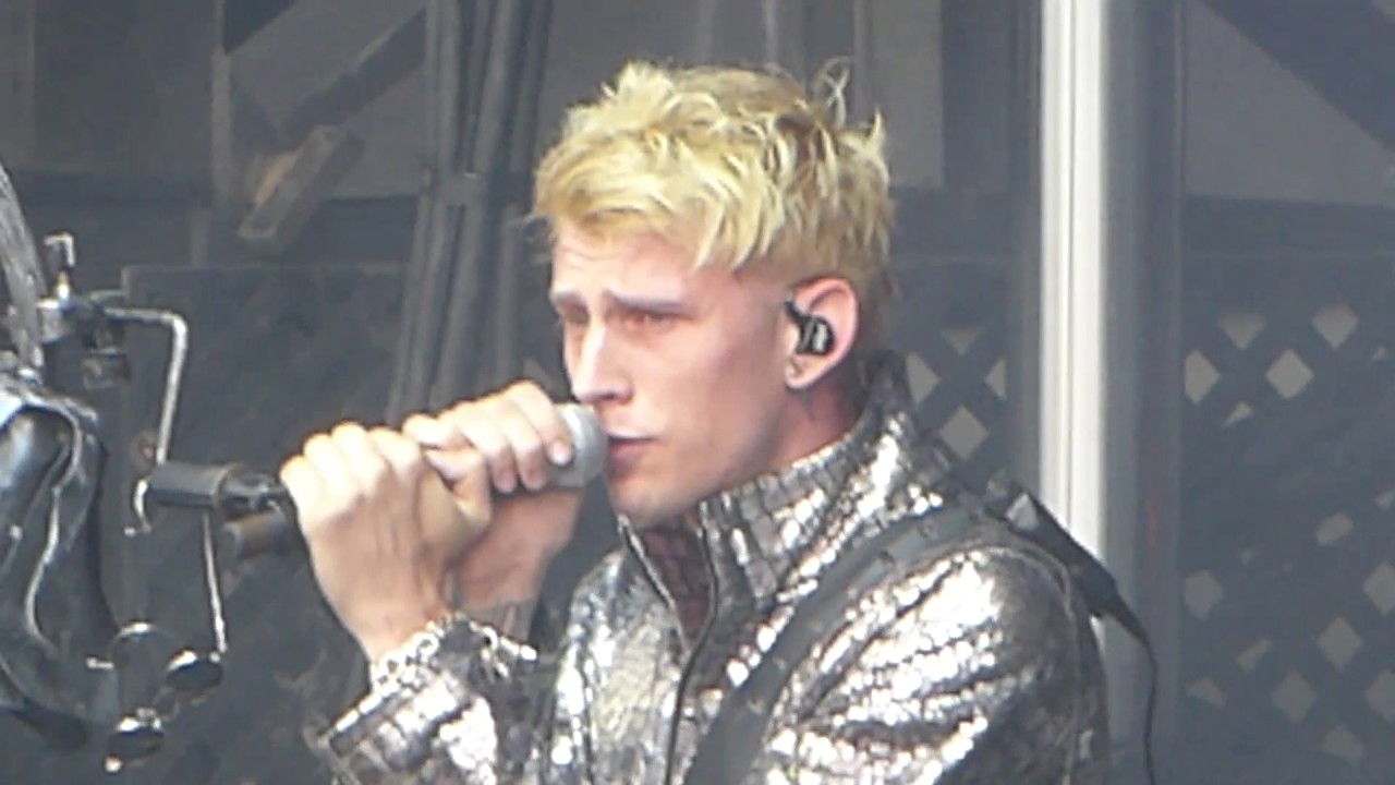 Machine Gun Kelly Chester Bennington Tribute Live Lollapalooza Chicago ...