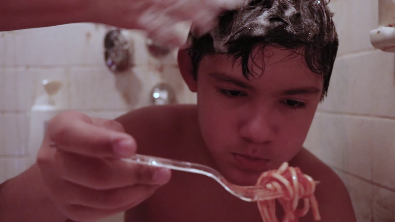 Gummo "Bathtub Scene" - YouTube