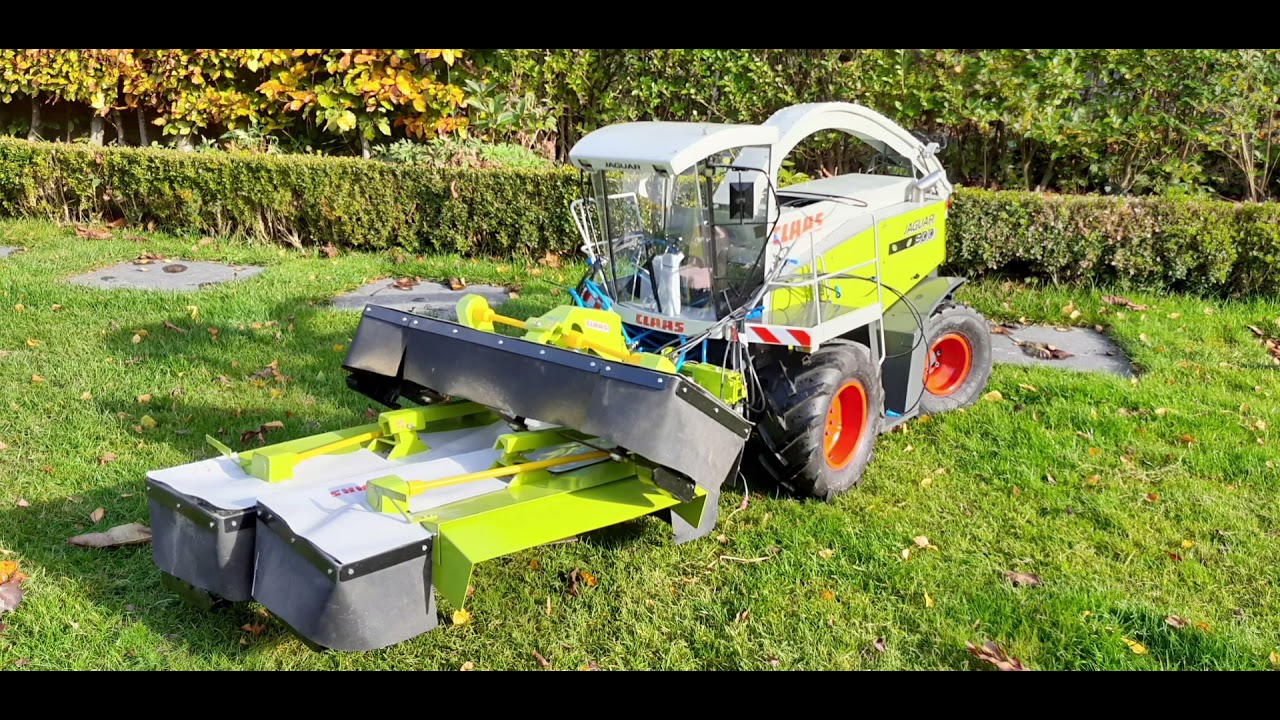 RC Claas Jaguar Greeneye 900 triple mower - YouTube