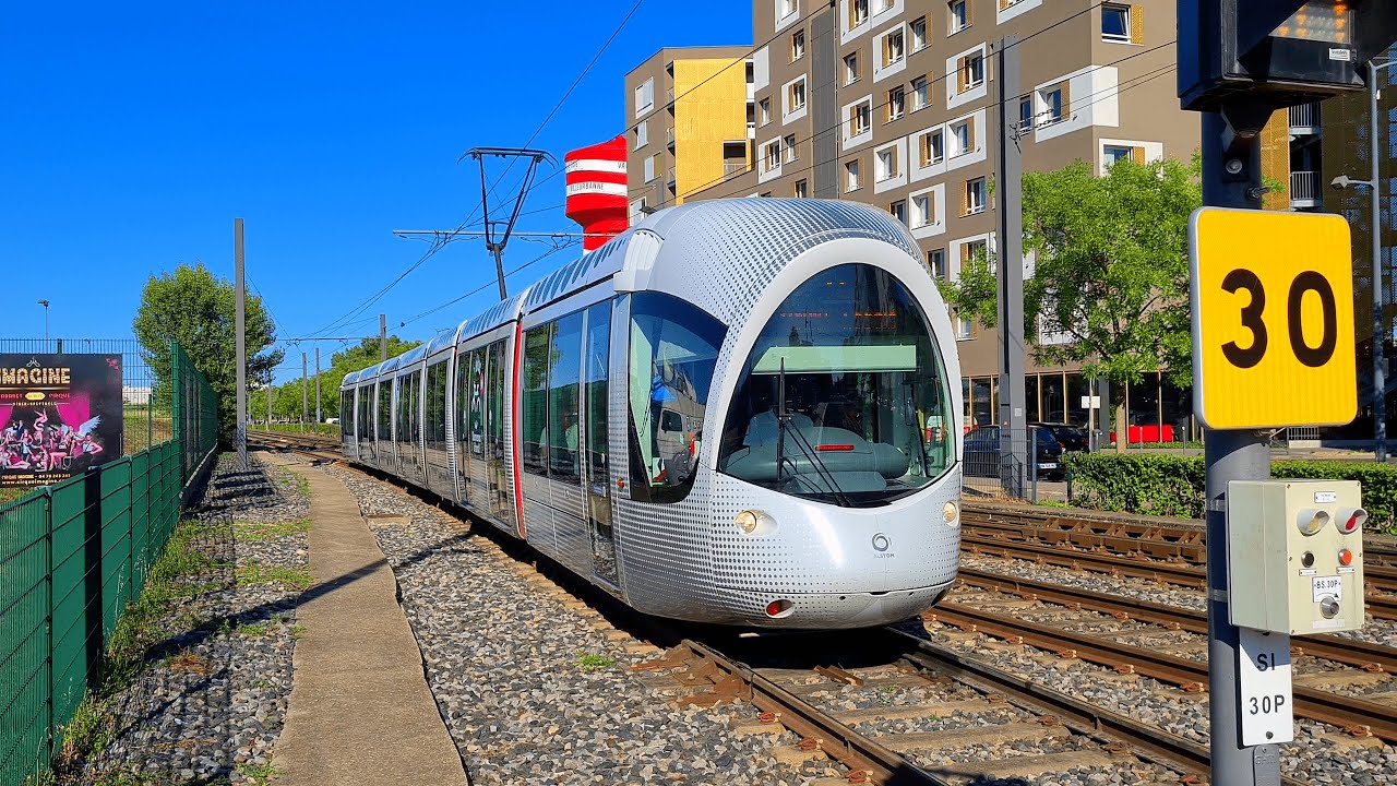 Tramway T7 Lyon - Vaulx-en-Velin La Soie - YouTube