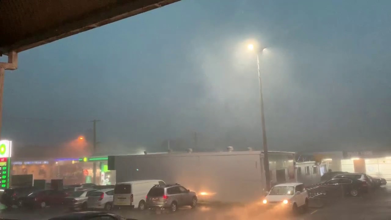 Lightning Strikes Power Line in Sydney - YouTube