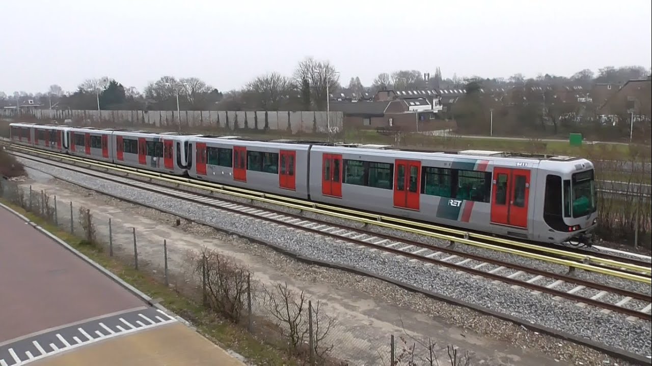 RET Metro 3*Type S vertrekt nabij station Rhoon richting Rotterdam ...