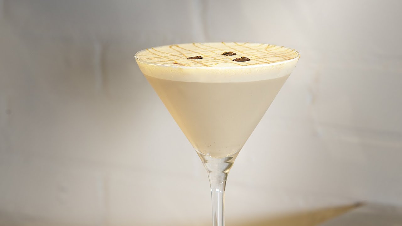 Hoe Maak Ik - Baileys Flat White Martini | FoodXperience.com - YouTube