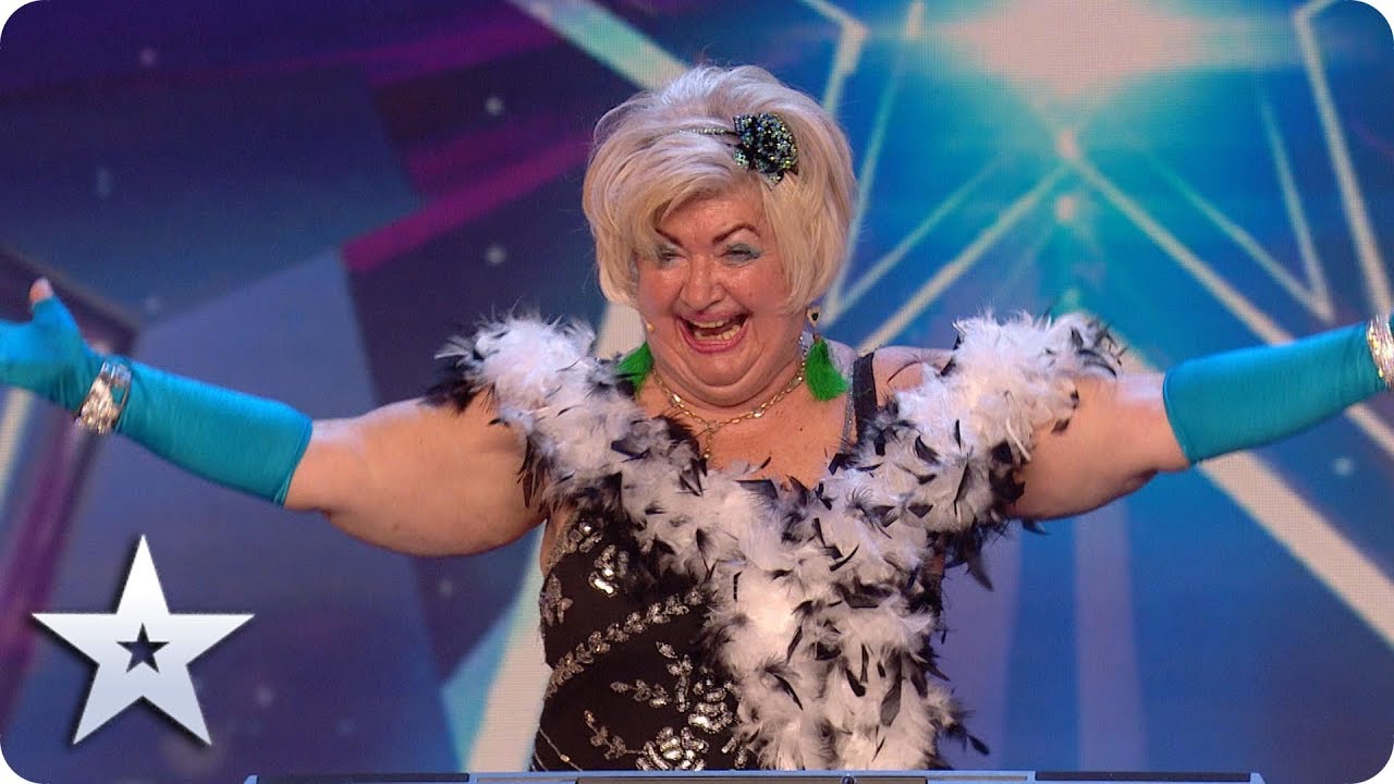 Lili Davies has a CRUSH on Simon! Will he fall in LOVE with her ...