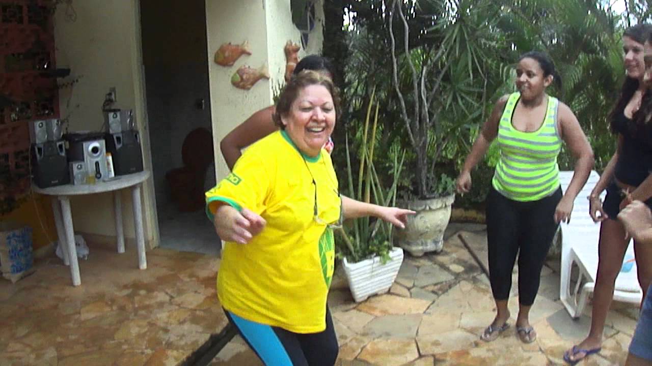 Soninha dançando Kuduro em são sebastião do oeste - YouTube