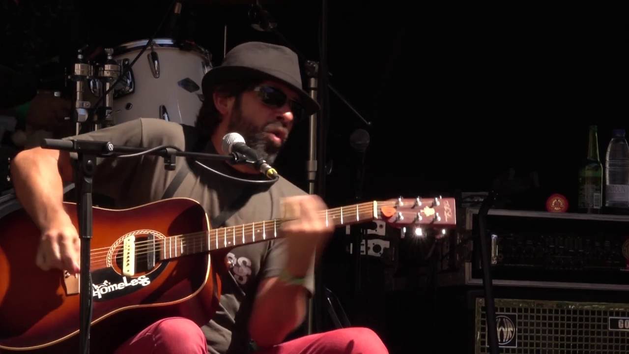 Mr. Homeless Trío "Mi Único Hogar" live Sonorama 2016 video - YouTube