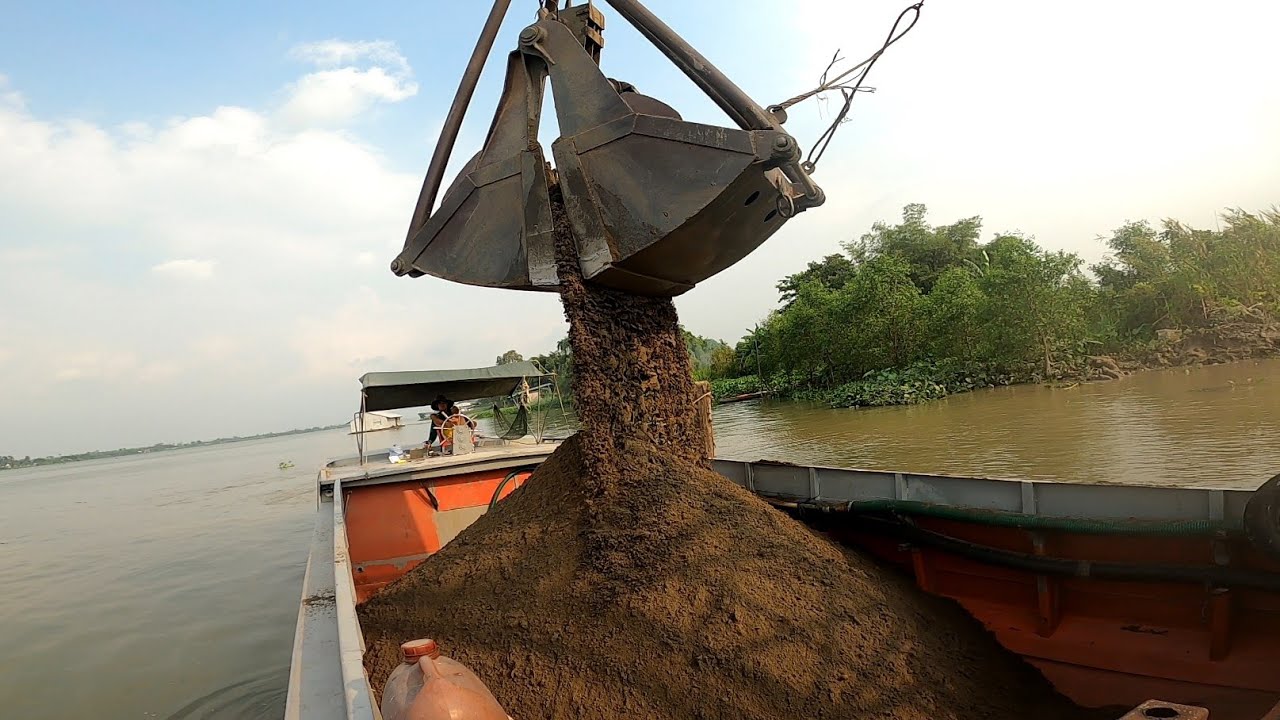 Sand scraper excavator, worker's digging technique - YouTube
