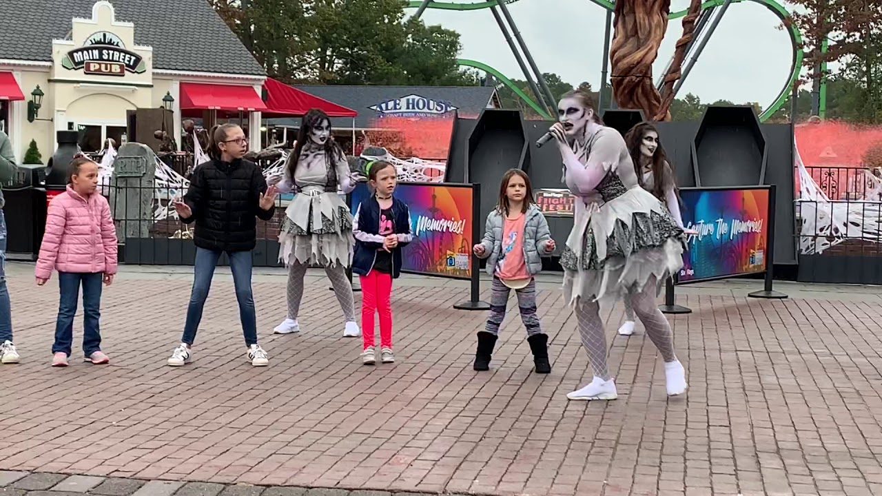 Six flags dancing - YouTube