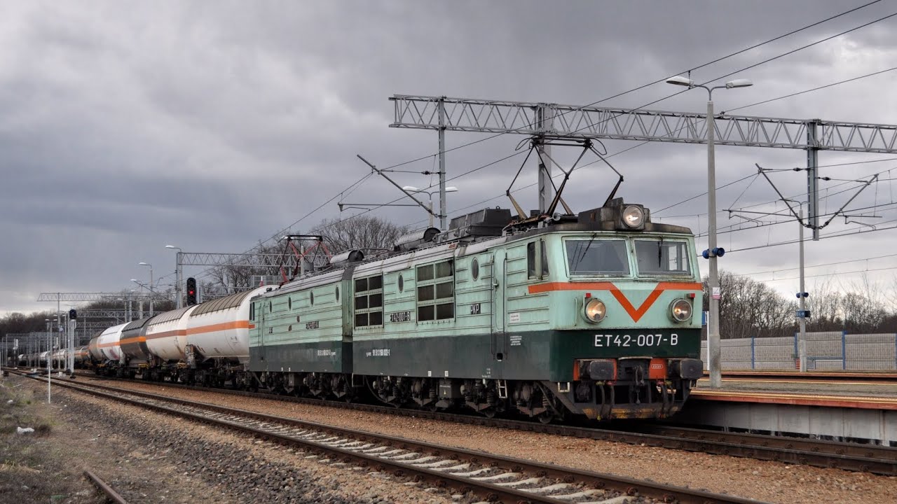 Szybki rozruch pięknego ET42-007 z składem gazówek. - YouTube