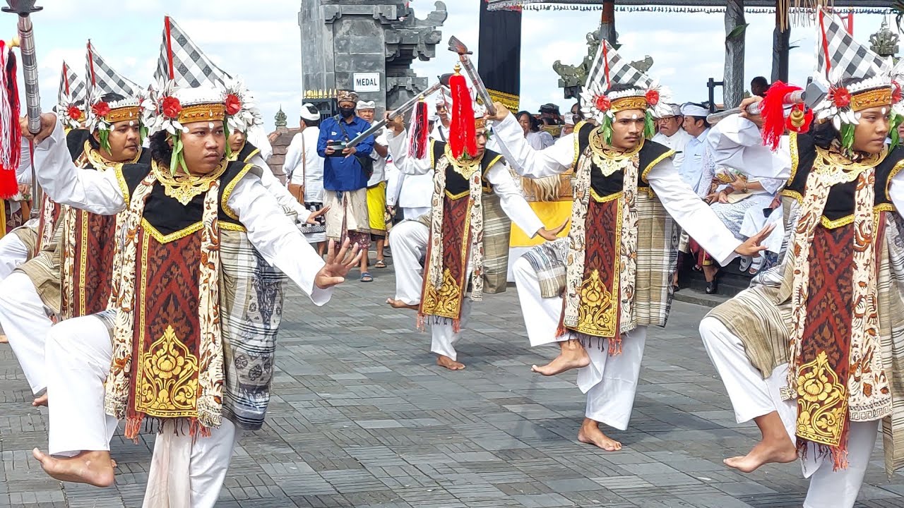 TARI BARIS GEDE, PUNCAK KARYA IDA BHATARA TURUN KABEH, PURA AGUNG ...