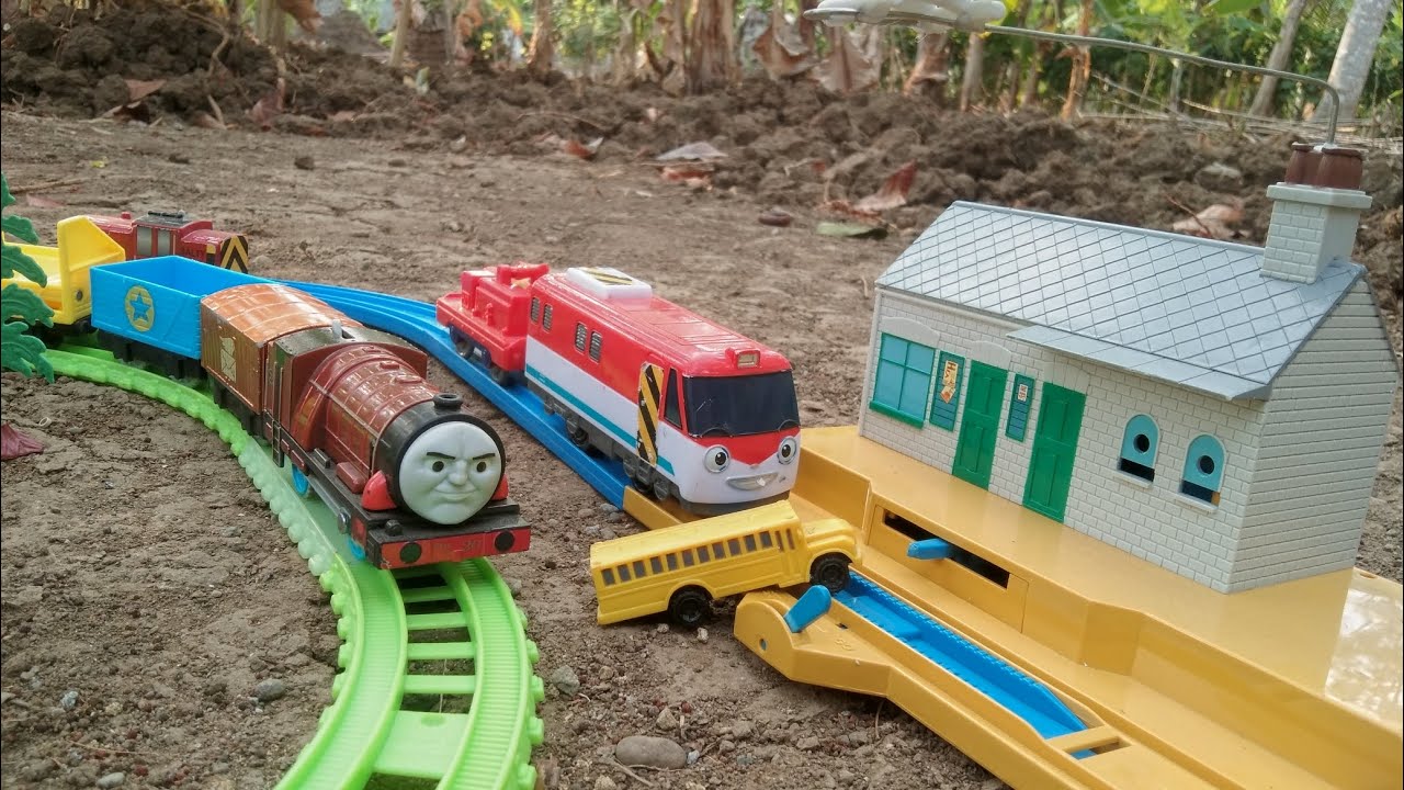 Drama Merakit Mainan Kereta Api Titipo Anjlok Menabrak Bus Sekolah ...