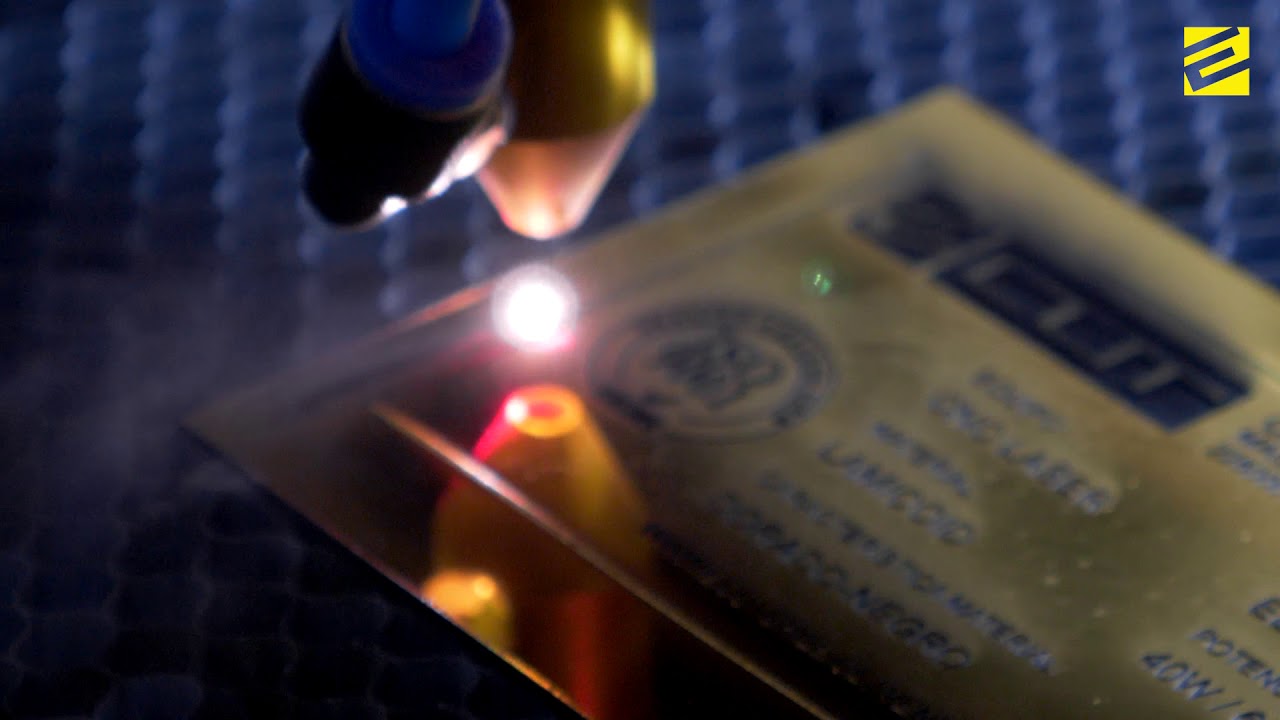 Corte y grabado CNC Laser en material LAMICOID - YouTube