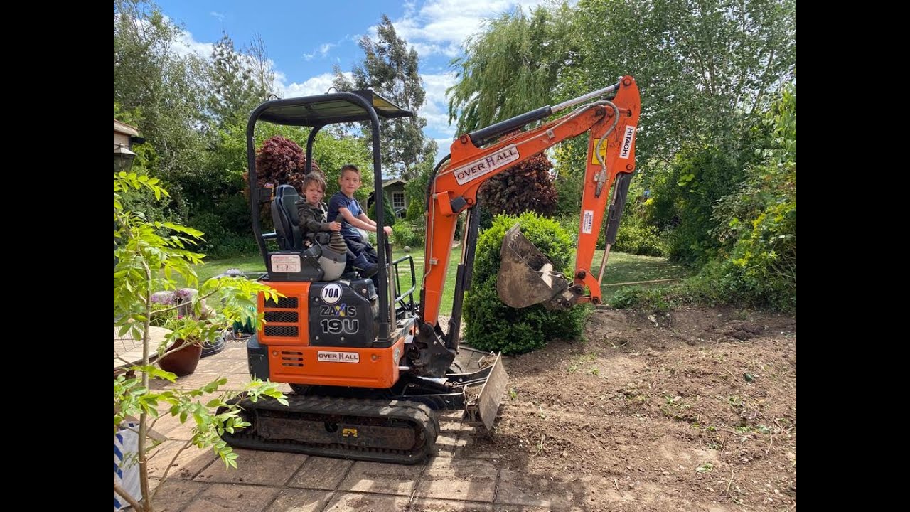 Hitachi 1.5t Mini Digger - YouTube