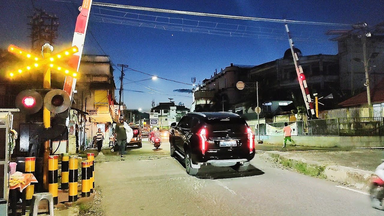 Railroad Crossing Indonesia Kereta Babaranjang Keluar Stasiun Youtube