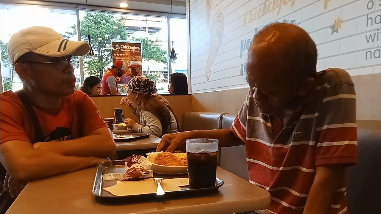 ISANG MATANDANG BINATA PAGALA GALA SA KALSADA (KUYA ROBERT VLOG) - YouTube