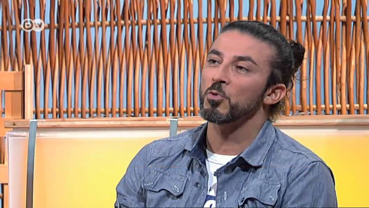 Talk mit Tänzer und Akrobat Dergin Tokmak | Typisch deutsch - YouTube