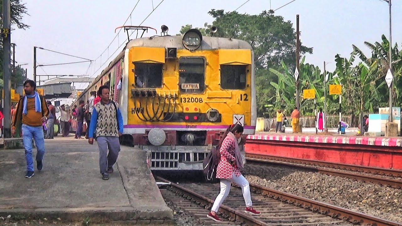 😍 Vintage model Indian EMU local Train spotting | Train arrival and ...