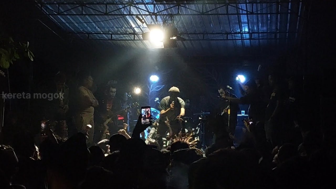 si bunga hitam - jangan ikut bernyanyi live in immortal punk solo - YouTube