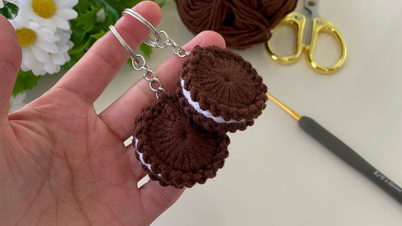 How to Make a Crochet Cookie// A Keychain Model Indistinguishable from ...