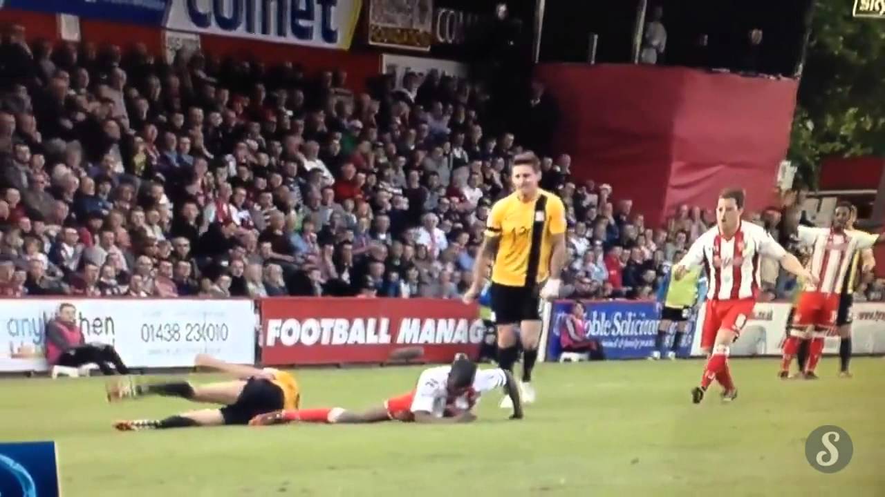 Incroyable blessure lors d'un match de football - YouTube
