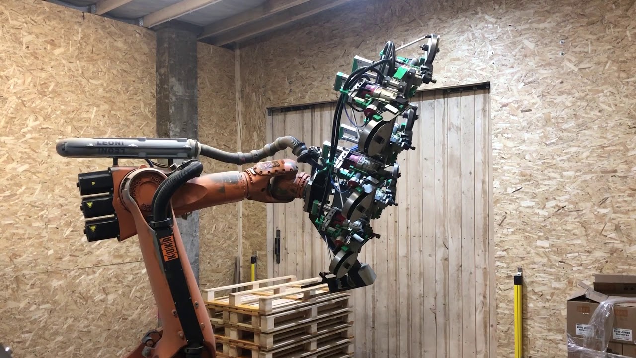 Robotec palešu ražošanas robots - www.robotec.lv - YouTube