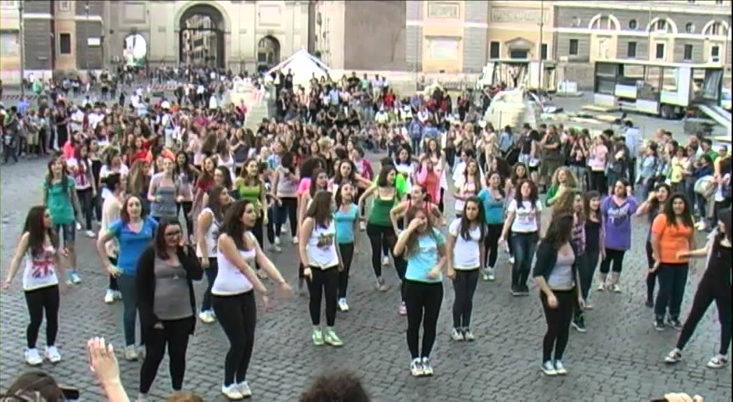 1D ROMA FLASH-MOB OFFICIAL - YouTube