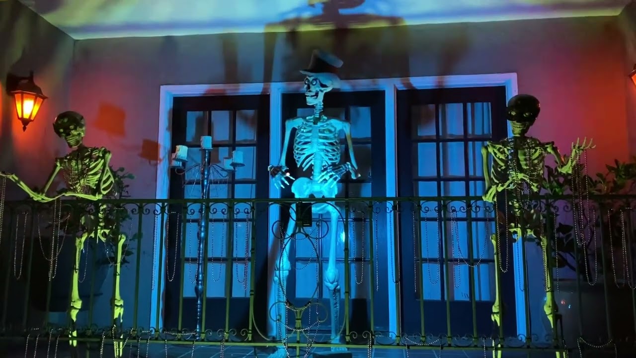 Skeleton greeter 2022 - YouTube
