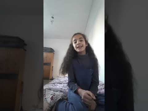 Küçük kız süper söylüyor